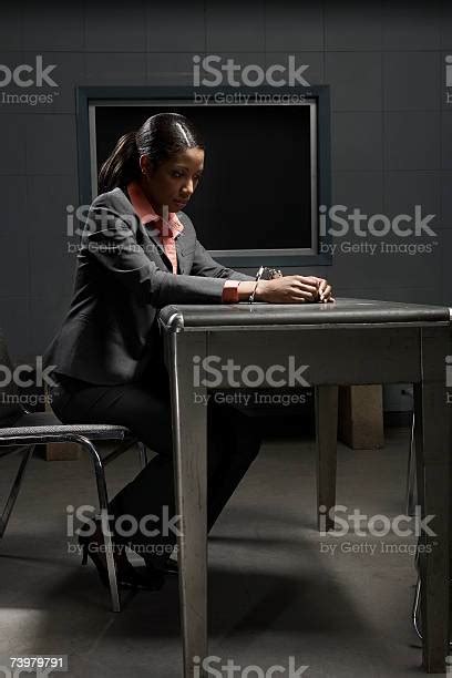Handcuffed 앉은 젊은 여자 표 심문 호실 S 심문에 대한 스톡 사진 및 기타 이미지 심문 여자 한 명의 여자만