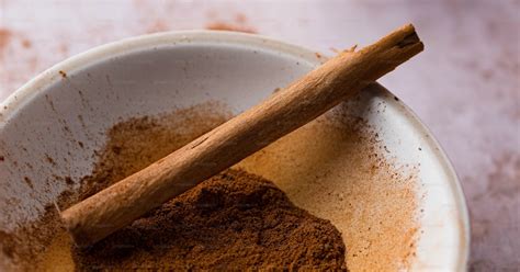 계피 스틱이 튀어 나온 계피 가루 한 그릇 사진 Unsplash의 계 피 이미지