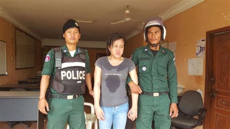 នគរបាលឃាត់ខ្លួនជនសង្ស័យភេទទី៣ម្នាក់ ចរាចរប្រាក់ដុល្លារក្លែងក្លាយ ប្រភេទ២០ចំនួន៣សន្លឹក