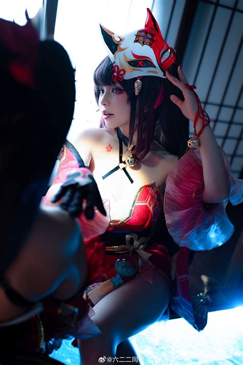 Cosplay 花火 在舞台下我是谁不重要 观众只需要知道当登上舞台时才是「花火」六二二同学 米卡插画mikagogo