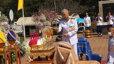 ข่าวพลอากาศเอก จอม รุ่งสว่าง องคมนตรี เป็นผู้แทนพระองค์ ไปวางพุ่มดอกไม้