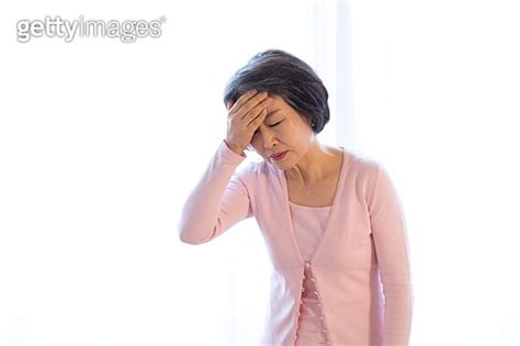 노인 성인 질병 건강이상 노인건강 실버라이프 노인여자 성인여자 두통 열 질병 이미지