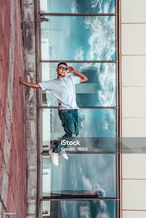 젊은 남자 흰색 티셔츠 청바지 도시에서 여름에 댄스 브레이크 댄스 선글라스 흰색 운동화 배경 건물 구름 활동적인 힙합 청소년 라이프 스타일 남자에 대한 스톡 사진 및 기타