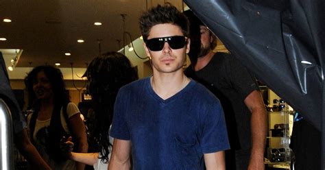 Zac Efrons Pals Worry Hes Struggling With Fame Report