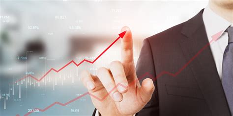 흐릿한 사무실 내부 배경에 성장하는 빨간색 비즈니스 차트 화살표를 가리키는 사업가 손을 닫습니다 금융 이익 및 증가 개념 가격에