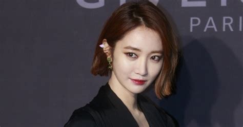고준희 노출사고 의심한 가슴 깊게 파인 의상 보일까봐 아찔하네