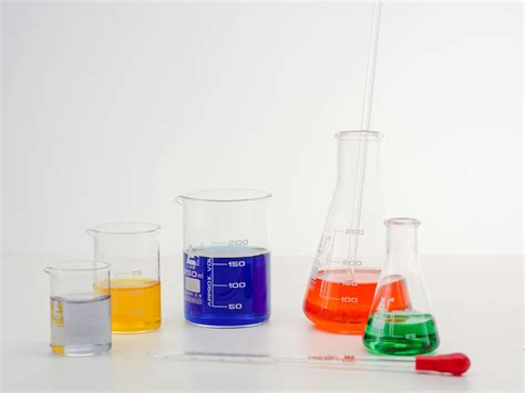 有关丰富多彩的解决方案 创造性实验 创造性科学 化学制品 化学反应 化學 女人 女科学家 实验 实验室环境 实验室玻璃器皿