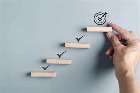 비즈니스 성장 성공 달성 개념 개발 리더십 및 고객 대상 그룹 개념을 계획하기 위한 계단 또는 사다리로 나무 블록 쌓기를 손으로 배열합니다 동조에 대한 스톡 사진 및 기타