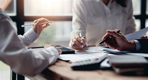 비즈니스 팀 회의 및 프레젠테이션은 재무 및 회계 차트와 그래프를 논의하고 분석합니다 마케팅 새로운 사업 아이디어 가리키기에 대한 스톡 사진 및 기타 이미지 Istock