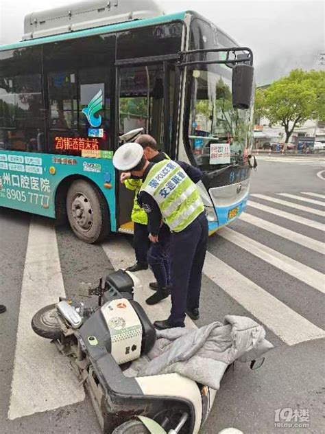 公交车绿灯右转撞倒直行车辆 交警及时救助伤员 讲白搭 台州19楼
