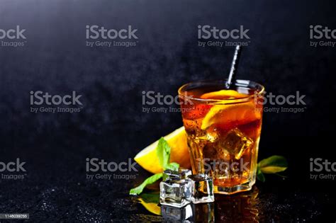 레몬 민트 잎과 얼음이 젖은 검은색 배경에 유리로 된 전통적인 아이스 티 0명에 대한 스톡 사진 및 기타 이미지 0명 각얼음 갈색 Istock