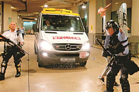 24名香港警员遭袭 警方强烈谴责暴力行为手机新浪网