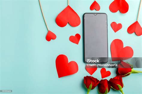 분홍색 배경에 선물 상자 빨간 장미와 작은 심장 모양 발렌타인 데이 컨셉 개념에 대한 스톡 사진 및 기타 이미지 개념 공중 뷰 구도 Istock