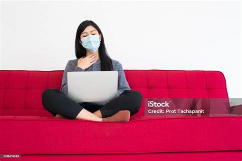 얼굴 마스크를 쓰고 피곤한 여성 그리고 추위와 두통 장시간 후 사무실 증후군의 고통은 컴퓨터에서 작업 사무실 증후군 및 건강