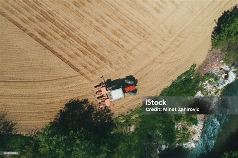 농부 파종 밭에서 작물 파종 파종은 땅에 씨앗을 심는 과정입니다 드론 사진 Multicopter에 대한 스톡 사진 및 기타