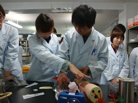 先生は2年生！（臨床検査科 採血実習） 九州医学技術専門学校｜医療のエキスパート「臨床検査技師」と「医療秘書（医療事務）」を育成！九州医学