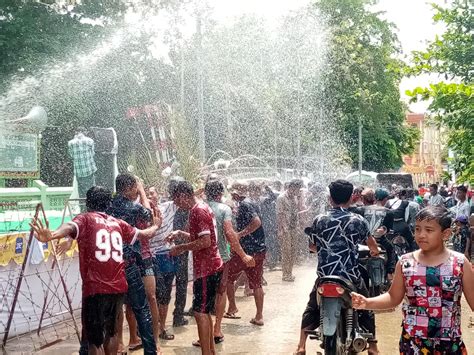 အတာသင်္ကြန်အတက်နေ့တွင် ရမ်းဗြဲမြို့နယ်၌ ရေလောင်းရေပက်ခံသူများနှင့် စည်ကားများပြား Information