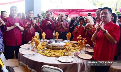 马哈迪阿兹敏出席民政团拜，刘华才传达华社诉求