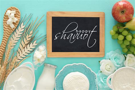흰색 나무 배경 위에 낙농 제품의 상위 뷰 이미지 유태인 휴일오순절의 기호입니다 Shavuot에 대한 스톡 사진 및 기타 이미지