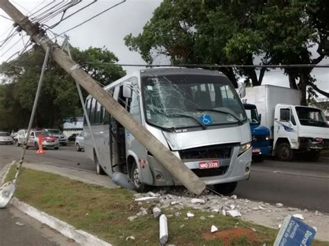 G1 Micro ônibus Bate E Derruba Poste Em Avenida No Tabuleiro Em