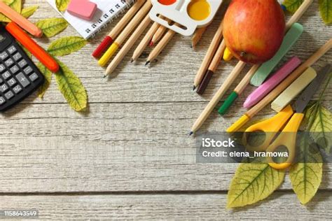 학교 배경으로 돌아갑니다 사과 다른 학용품 문구 연필 테이블 0명에 대한 스톡 사진 및 기타 이미지 0명 9월 개념