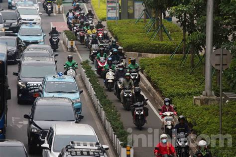 Foto Motor Penuhi Jalur Sepeda Sudirman Thamrin