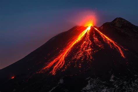 Wulkan Etna znów aktywny Pluje lawą i wyrzuca kłęby trujących gazów