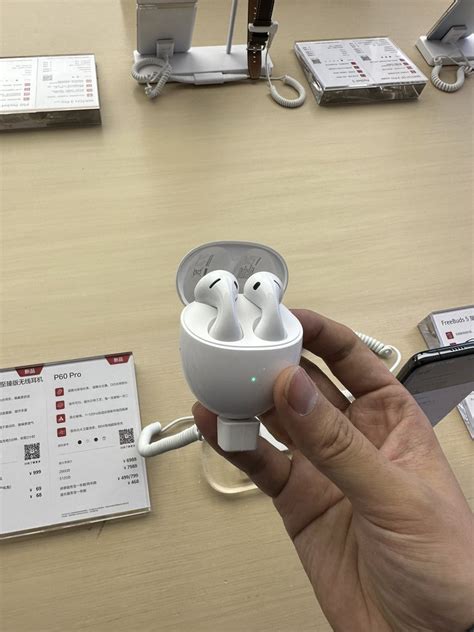 Luolei On Twitter 路过华为，进来摸摸新品，4g 手机我是买不起的，耳机这个有点兴趣。目前我在用的是 Freebuds