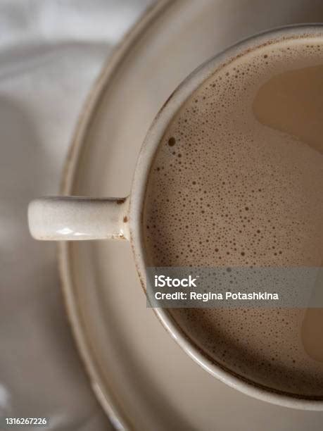 아침 조명에 부드러운 흰색 침대에 베이지 색 세라믹 접시에 커피와 고전적인 치즈 케이크의 아침 컵 0명에 대한 스톡 사진 및