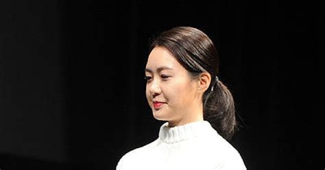 이요원 늘씬한 각선미 뽐내며 입장 살짝 비치는 속살