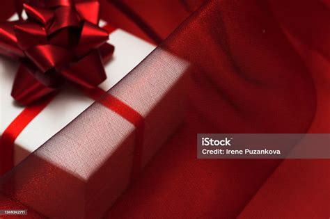 투명 한 빨간 실크 직물 아래 선물 상자 크리스마스 새해 생일 발렌타인 데이 여성의 날 쇼핑 판매 개념 가꿔주기에 대한 스톡 사진 및 기타 이미지 Istock