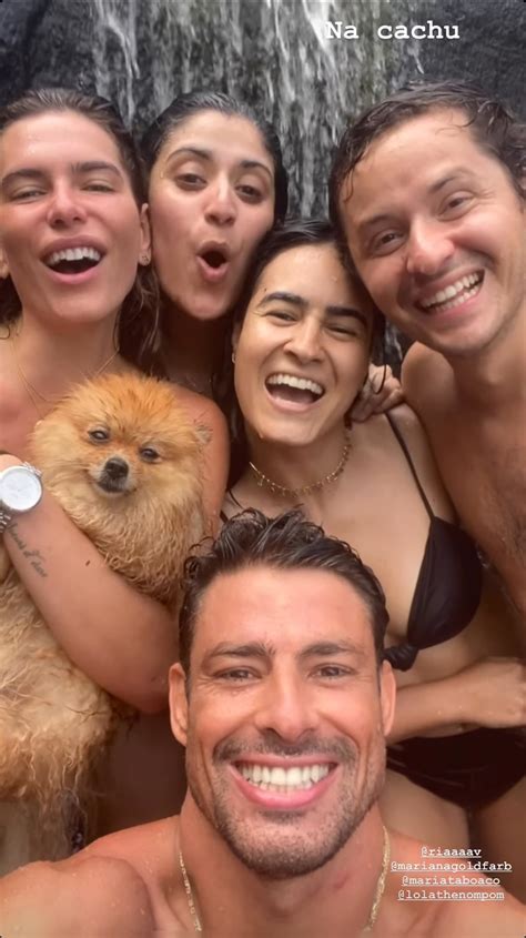 Cauã Reymond e Mariana Goldfarb se divertem em cachoeira ao lado do pet