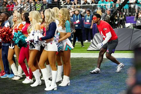 Bills Stefon Diggs Raises Eyebrows For Kneeling Behind Cheerleaders