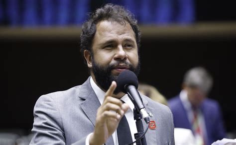 PSOL lança Pastor Henrique Vieira como candidato à presidência da