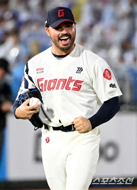 하루종일 비맞고 던졌는데 선발 4연승 → Era 239 롯데 마운드에 나타난 구세주에이스 감보아 향한 사령탑 시선 부산포커스