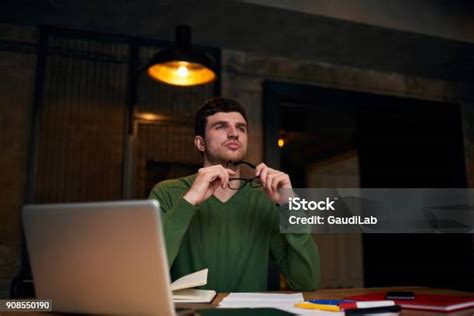 자신감이 잘생긴 남성 자랑 Ceo Coworking 공간 도서관에서 노트북 컴퓨터와 Wifi 연결을 사용 하 여 보고서 홈 작업을 만드는 젊은 학생에 앉아 시작 프로젝트에