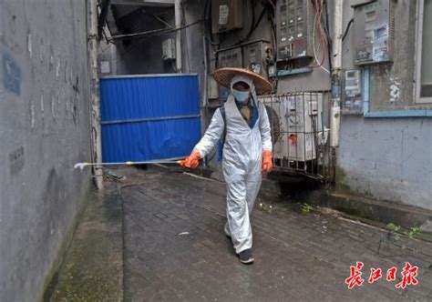 风雨中的坚守 图集 武汉 新闻中心 长江网 cjn cn