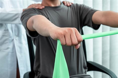 여성 물리 치료사는 운동 선수 환자의 부상당한 팔을 치료 스트레칭과 운동 병원에서 치료 통증 재활을수행 2명에 대한 스톡 사진 및 기타 이미지 Istock