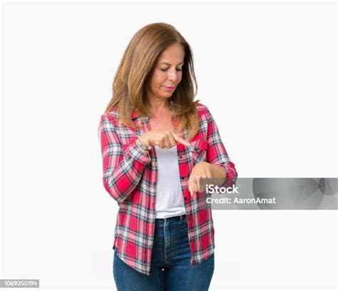 아름 다운 중 년 여성 손목 시계 편안 하 고 자신감에 시간을 확인 하는 고립 된 배경 위에 입고 가리키기에 대한 스톡 사진 및 기타 이미지 Istock