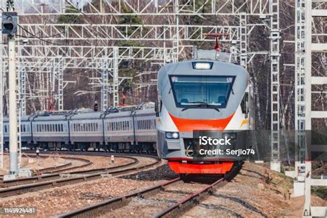 현대 고속 열차는 낮 시간에 역에 도착 기차에 대한 스톡 사진 및 기타 이미지 기차 러시아 기관차 Istock