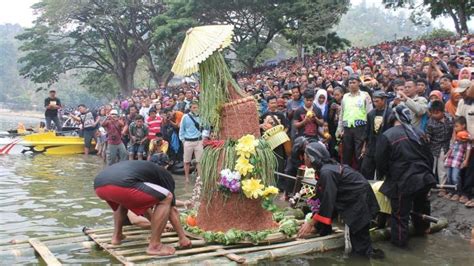 Larung Sesaji Telaga Ngebel Menarik Wisatawan Berkunjung Id