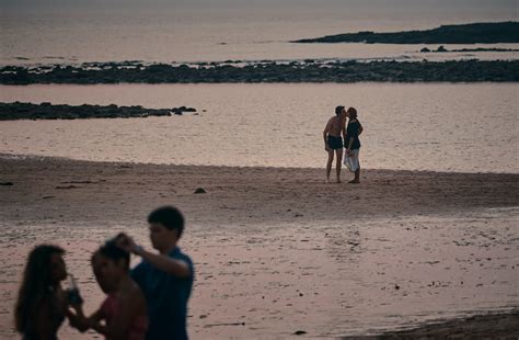 Couple Sembrassant Sur La Plage Pendant La Journée Photo Photo Plage