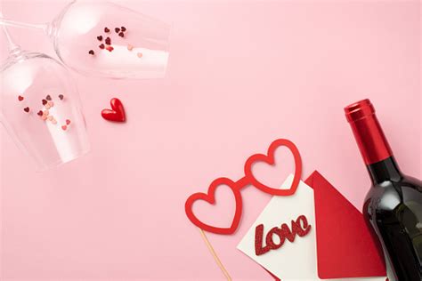 발렌타인 데이 장식 의 상단 보기 사진 색종이 하트 모양의 종이 안경 빨간 봉투 카드 비문 사랑과 카피 스페이스와 고립 된
