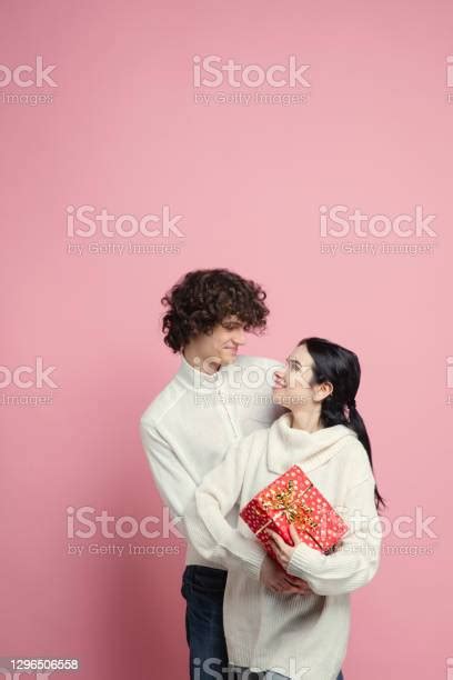 핑크 스튜디오 배경에 사랑에 젊고 아름다운 커플 발렌타인 데이 사랑과 감정 개념 20 24세에 대한 스톡 사진 및 기타 이미지 20 24세 2명 가정 생활 Istock