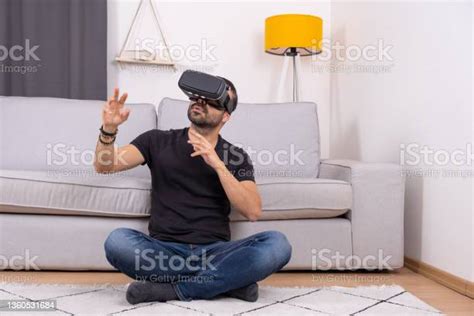 가상 현실 미래 기술 교육 비디오 게임과 상호 작용하는 집에서 카펫에 앉아 Vr 안경 헤드셋의 젊은 남자 3차원 형태에 대한