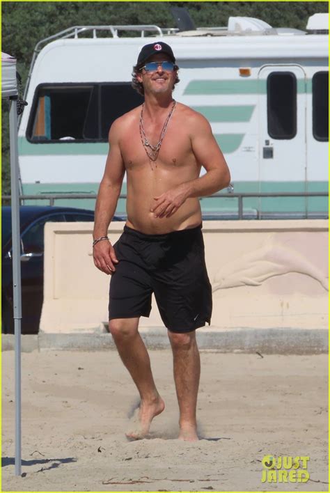 Photo Robin Thicke Shirtless Soaks Up The Sun At The Beach Malibu 04