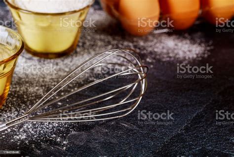 케이크 반죽 만들기 검은 배경에 거품기 밀가루 설탕 달걀을 바탕에 대고 거품을 냅니다 가루로 빻은에 대한 스톡 사진 및 기타