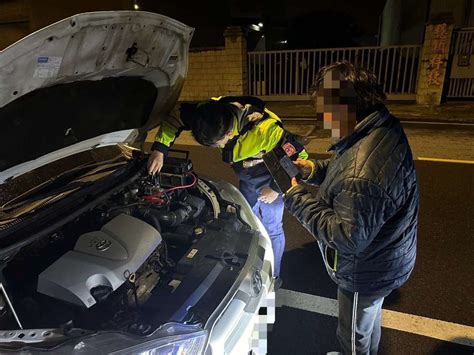 下班汽車拋錨險無法返家 楊梅暖警即刻救援