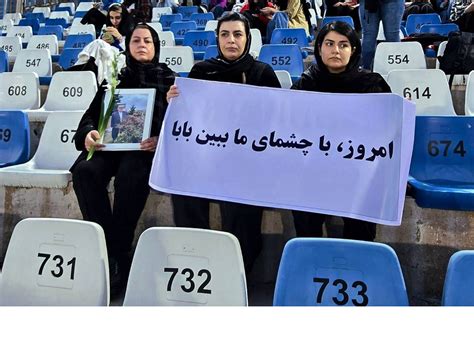 پیام دختران هوادار فقید ملوان از روی سکوها