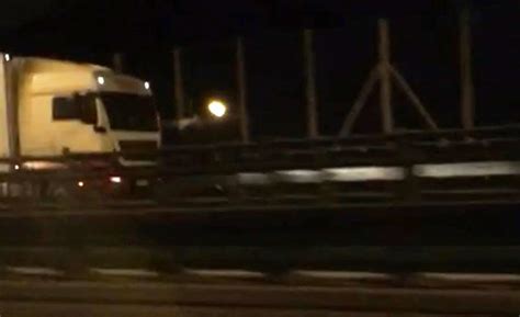 Szaleniec pędził TIR em na S3 pod prąd Jechał ok 100 km h WIDEO
